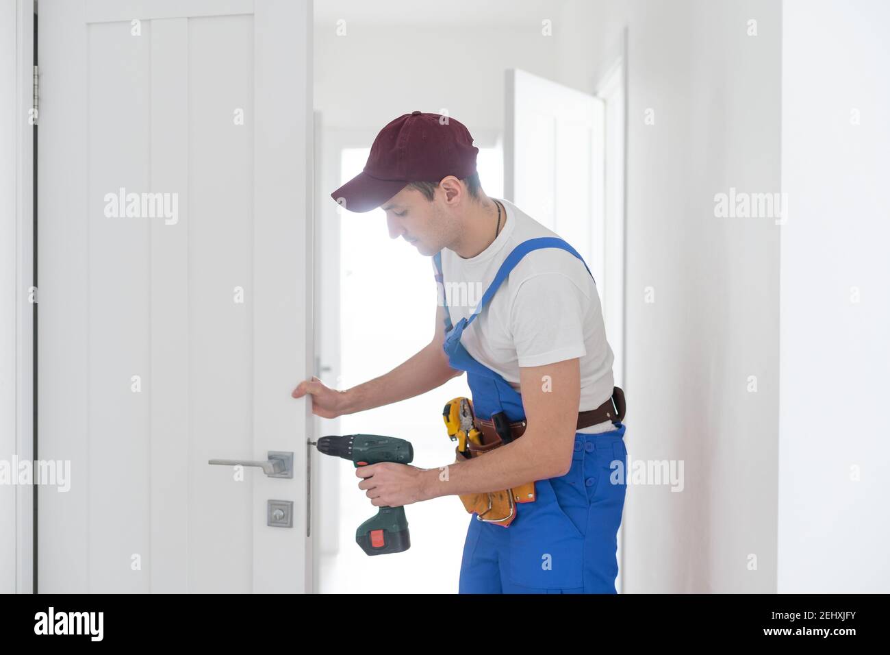 The master adjusts the fittings in the doors. The plastic door jammed ...