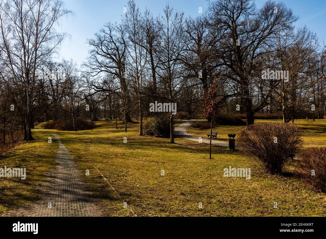 Narrow paths hi-res stock photography and images - Alamy