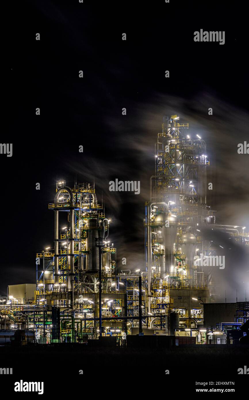 Chemical plants hi-res stock photography and images - Alamy