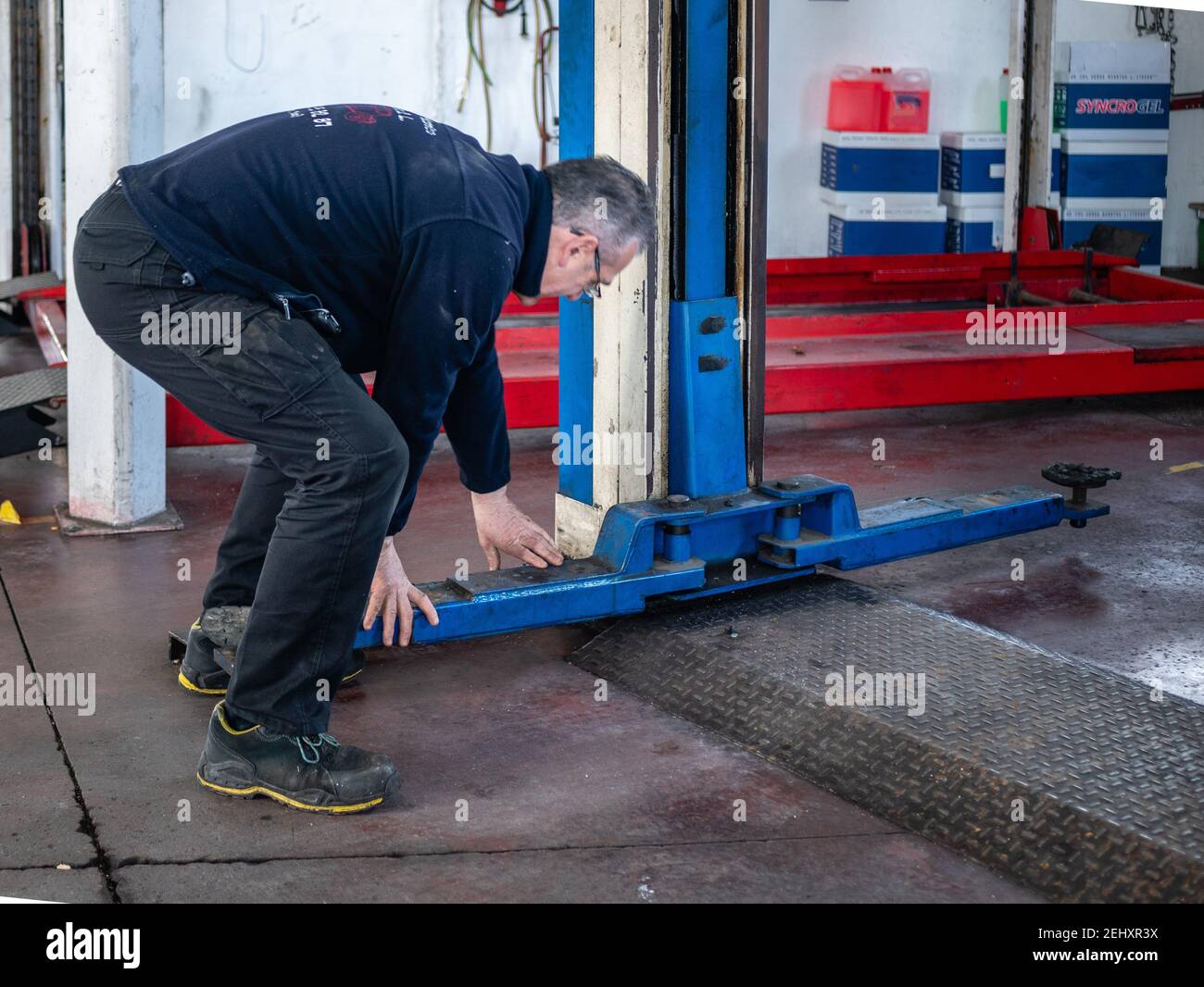 Auto mechanic working in the garage Stock Photo - Alamy