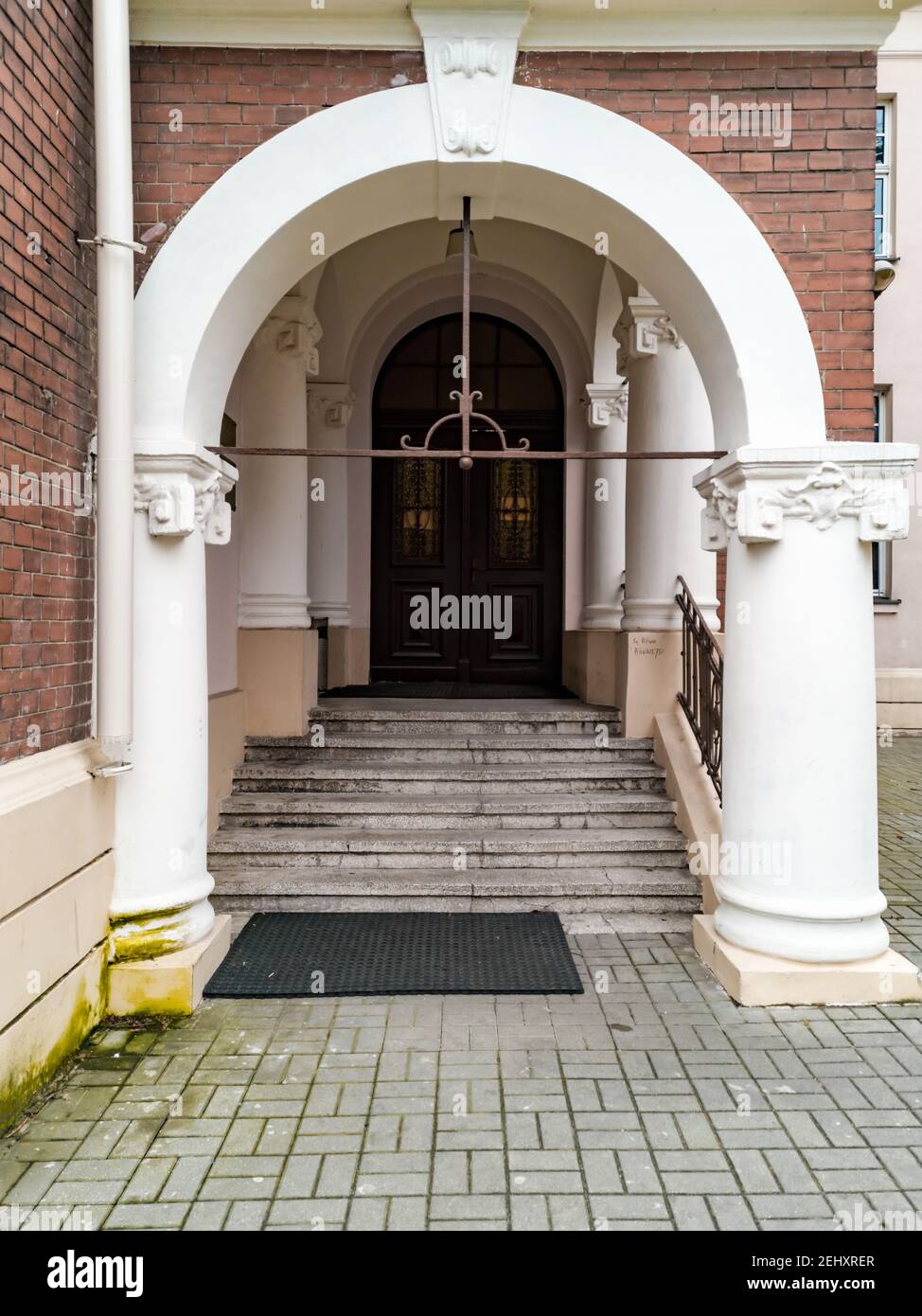 Concrete building entrance hi-res stock photography and images - Alamy