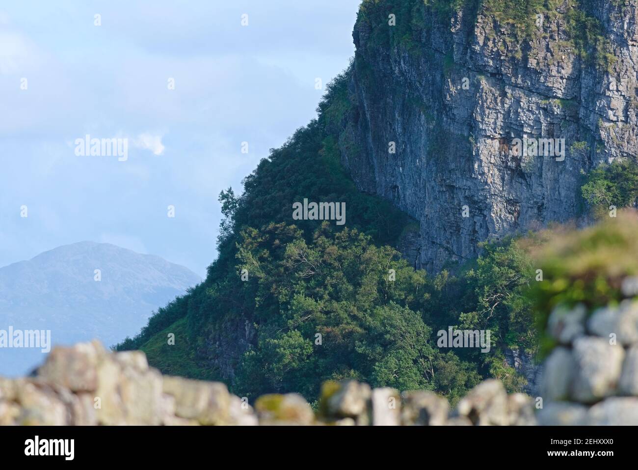 Jagged stone wall hi-res stock photography and images - Alamy