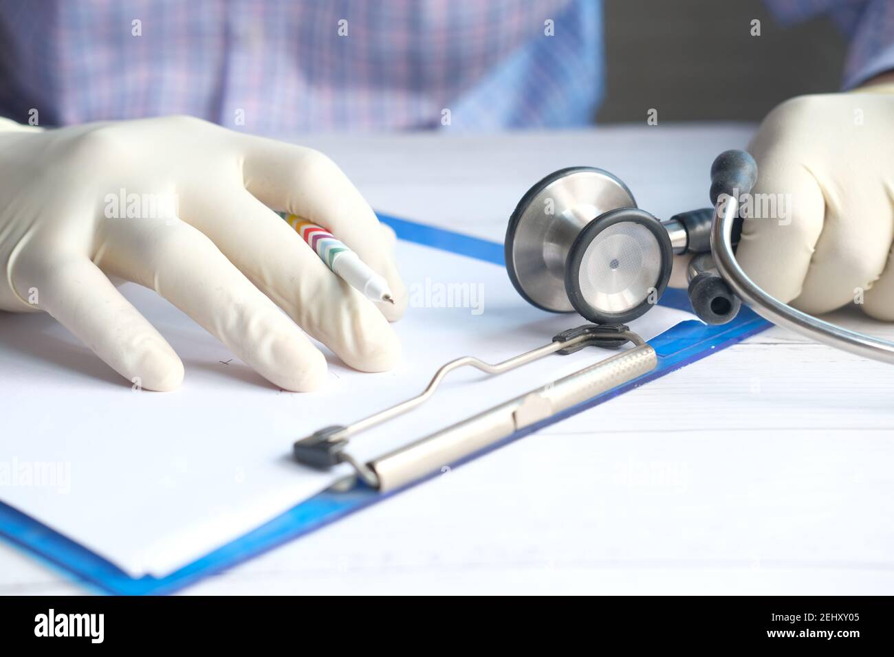 Doctor writing report hand hi-res stock photography and images - Alamy