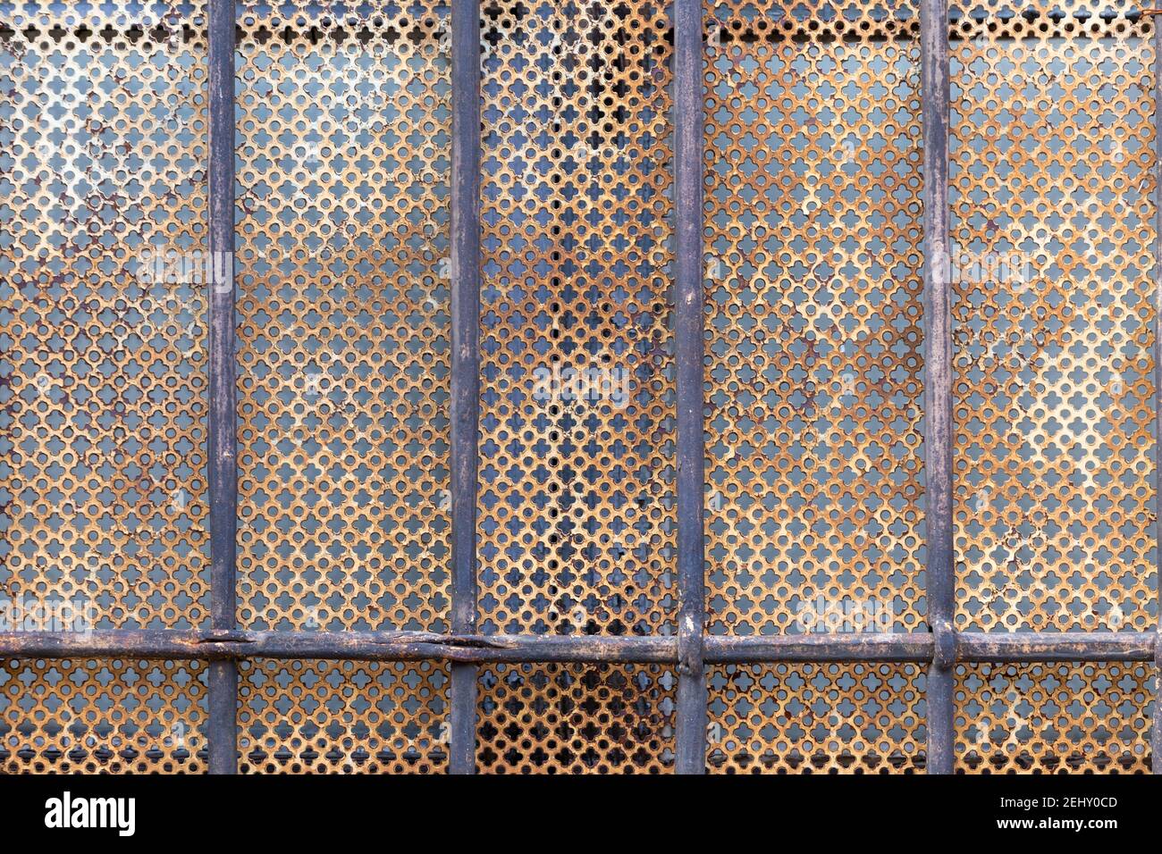 Metal grid pattern hi-res stock photography and images - Alamy
