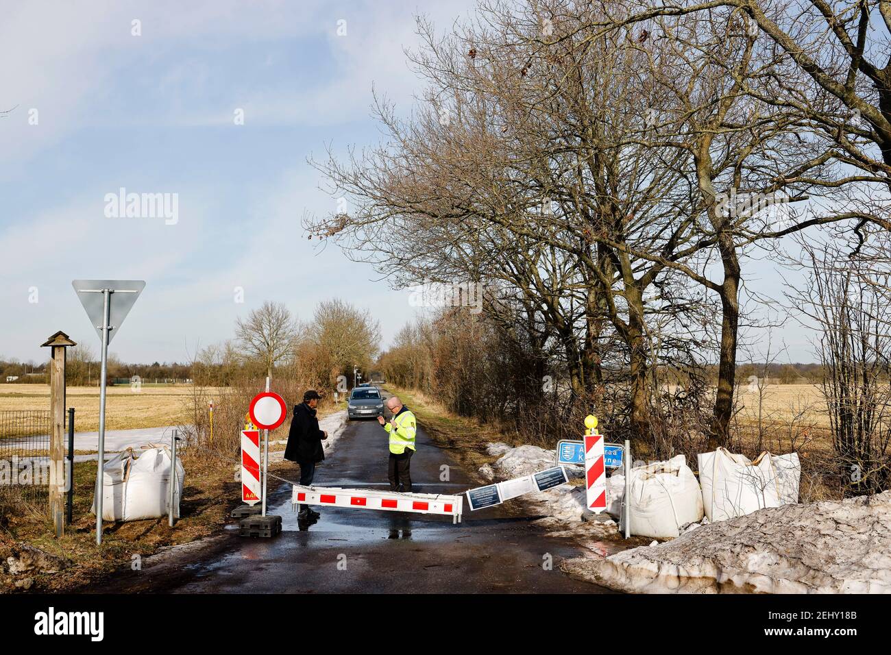 Handewitt, Germany. 20th Feb, 2021. A Danish police officer (r) stands ...