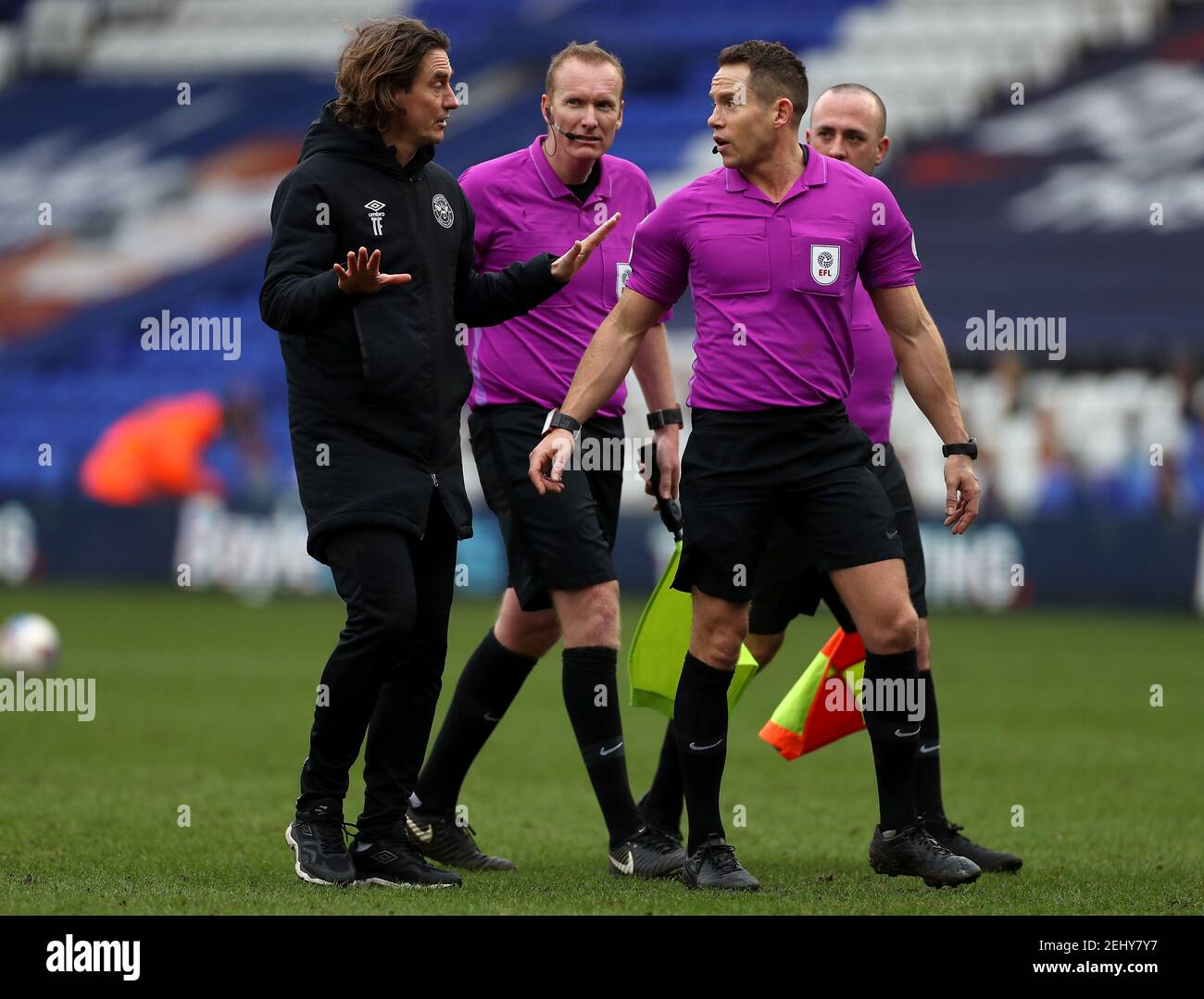 Referee linesmen hi-res stock photography and images - Alamy