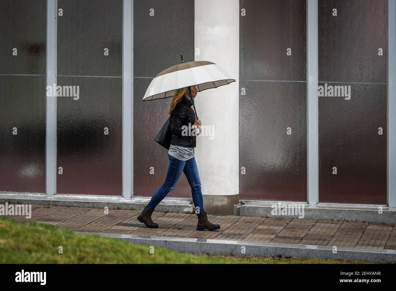 Fashionable woman walking wearing facemask hi-res stock photography and ...