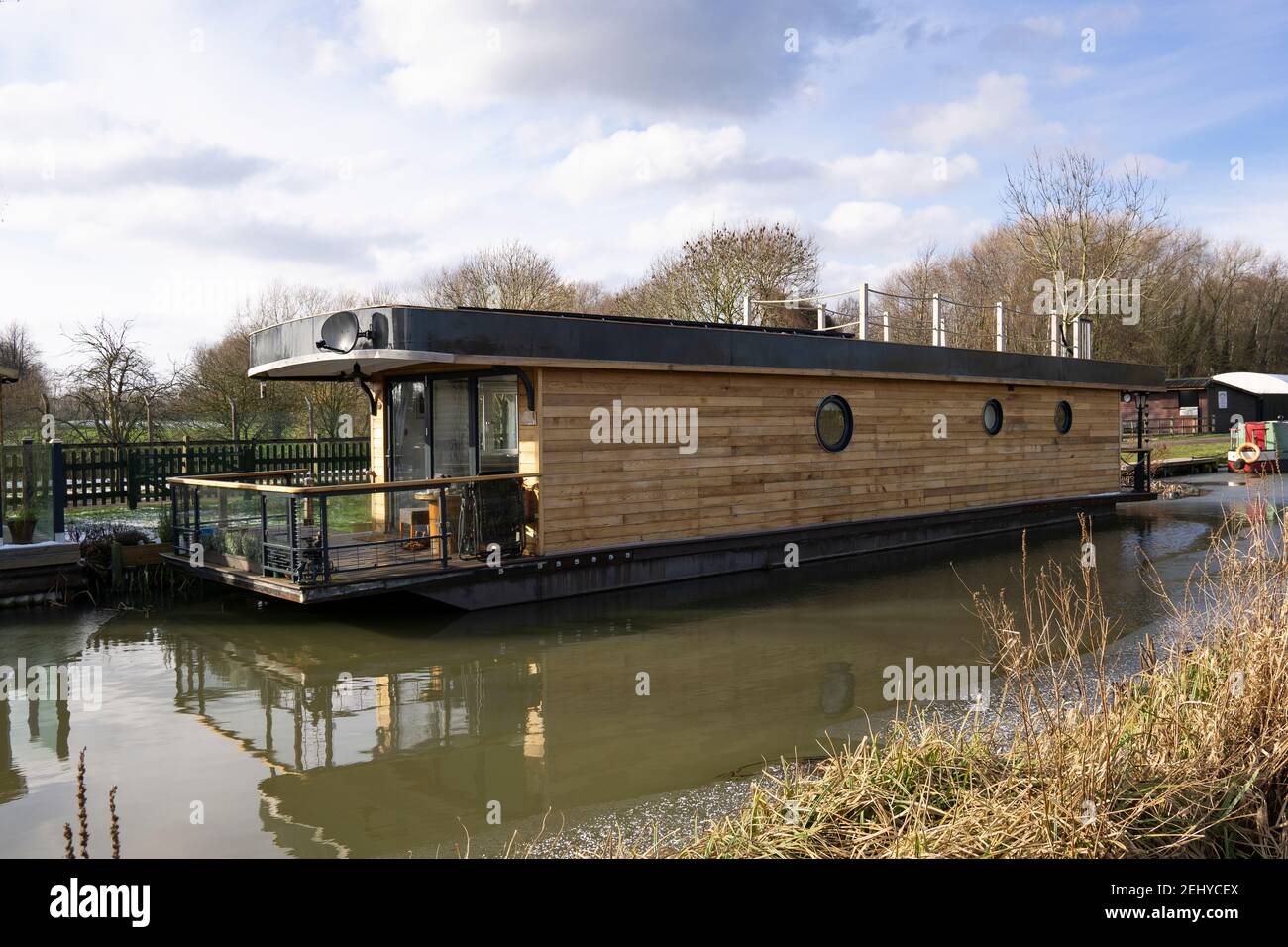 Example of floating homes hi-res stock photography and images - Alamy
