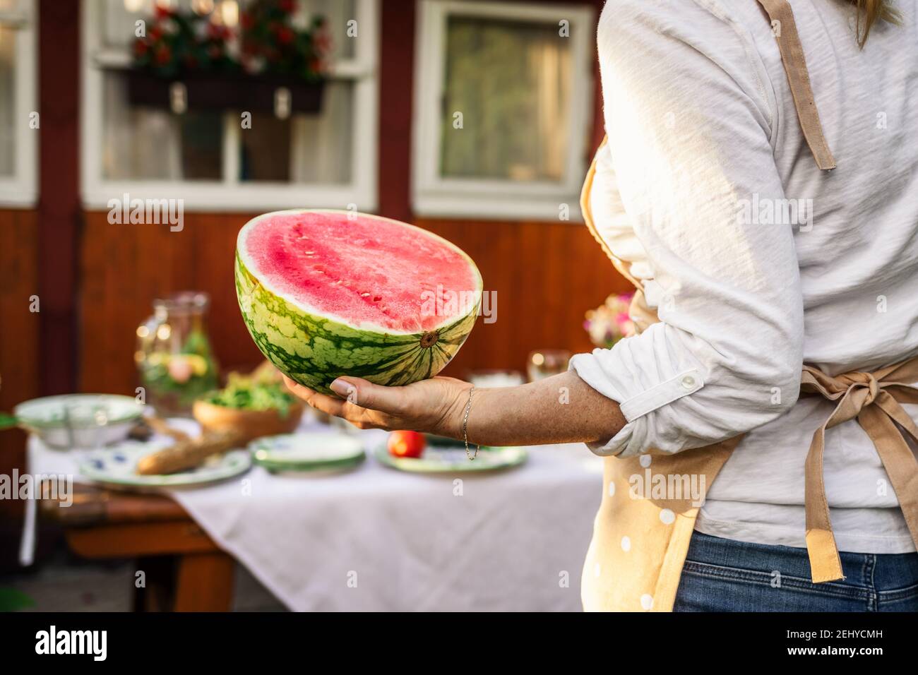 Hand holding melon hi-res stock photography and images - Alamy
