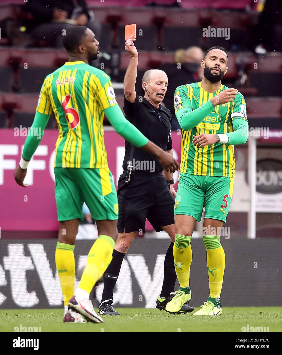 Mike dean red card hi-res stock photography and images - Alamy