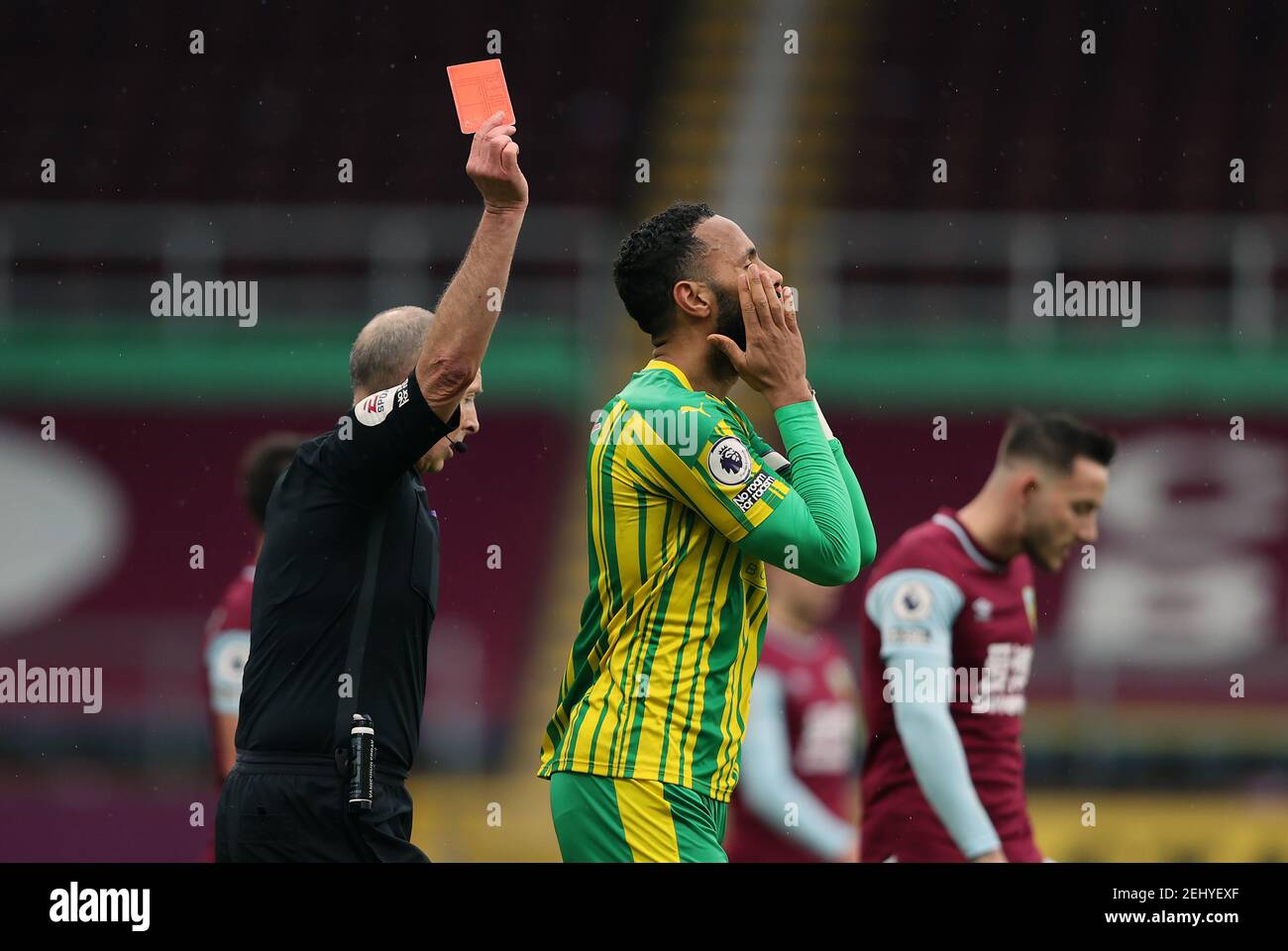 Mike dean red card hi-res stock photography and images - Alamy