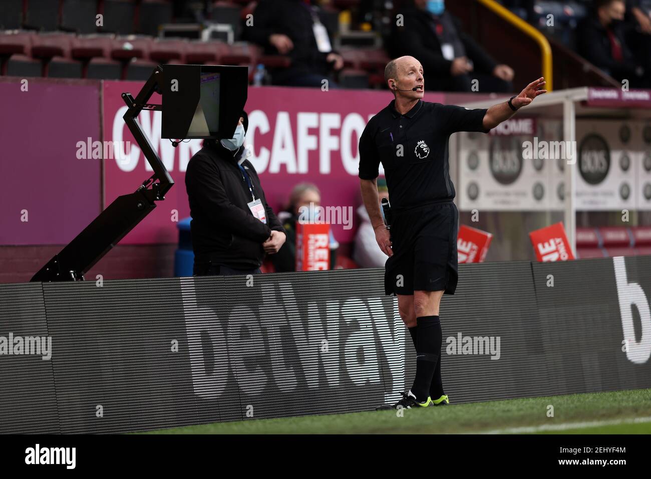 Mike dean red card hi-res stock photography and images - Alamy