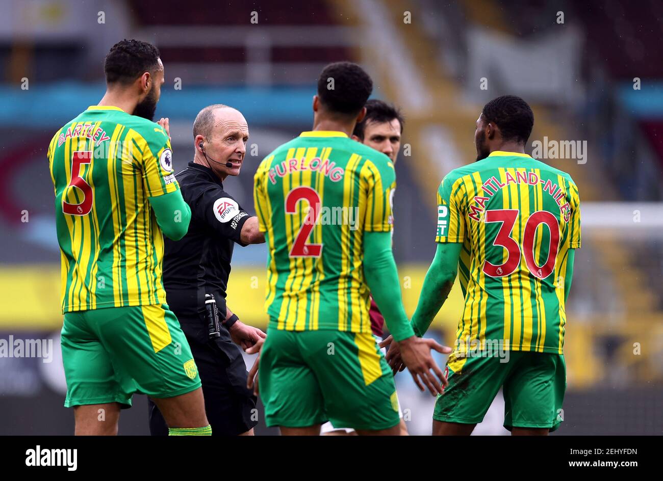 Mike dean red card hi-res stock photography and images - Alamy