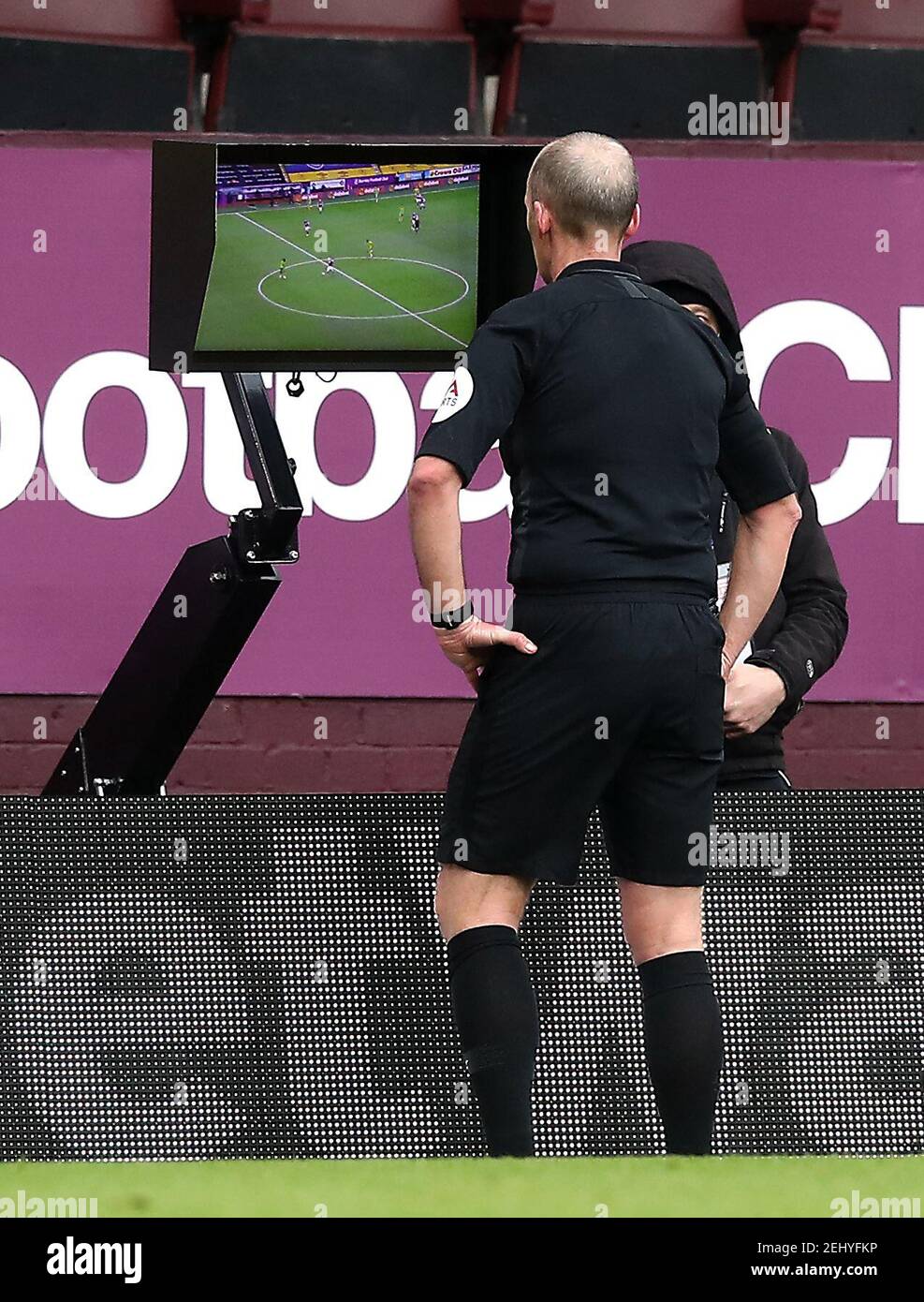 Mike dean red card hi-res stock photography and images - Alamy