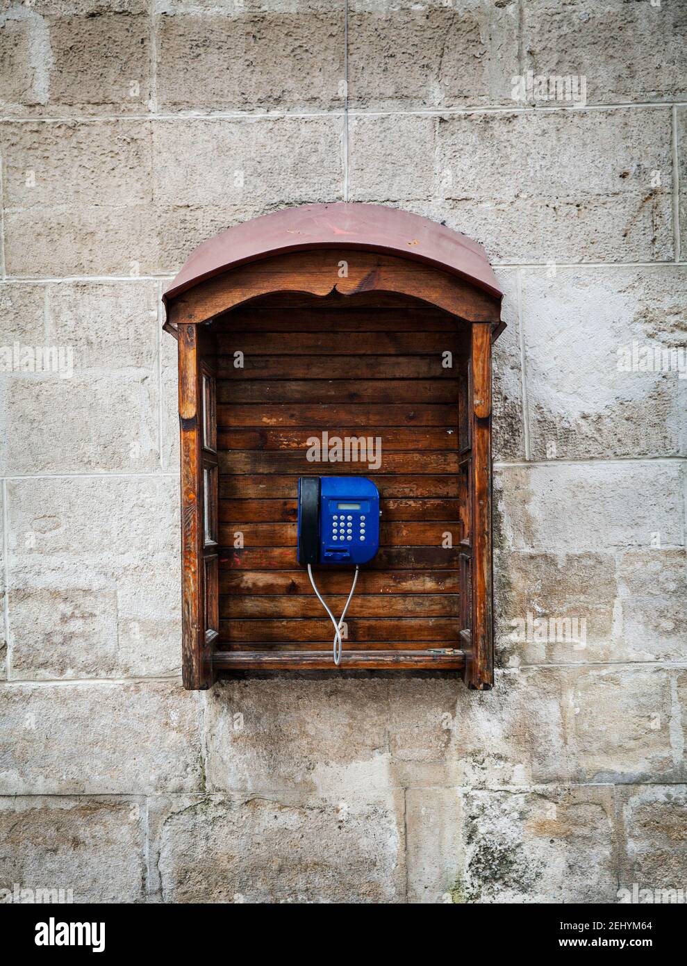 Abandoned rusty phone booth a Stock Photo - Alamy