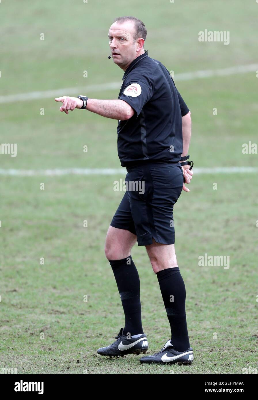 Match referee carl boyeson hi-res stock photography and images - Alamy