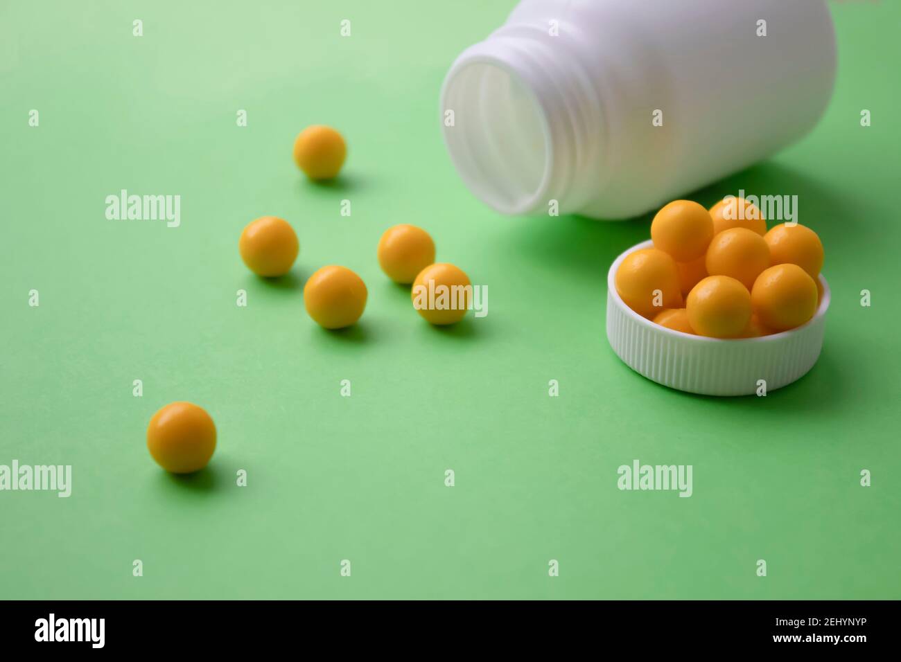 Yelow pill hi-res stock photography and images - Alamy