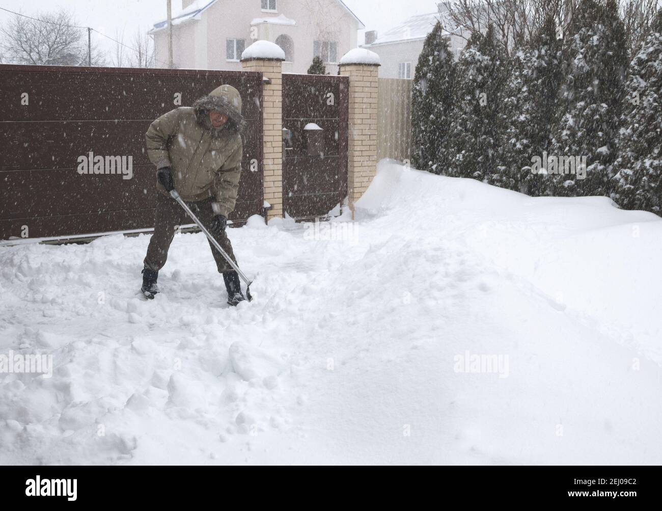Man shoveling snow in yard hi-res stock photography and images - Alamy