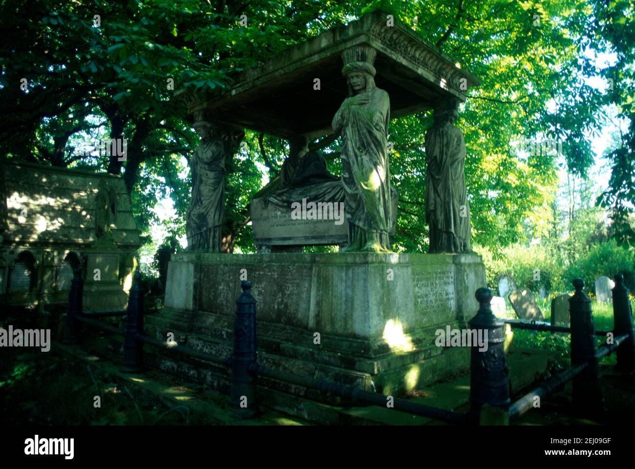 Kensal green cemetery tomb hi-res stock photography and images - Alamy