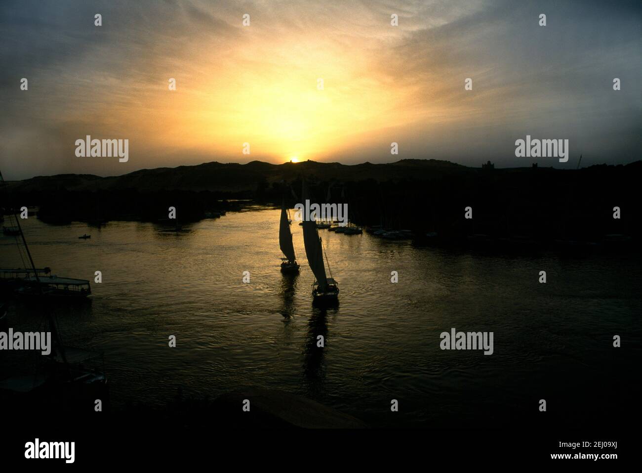 Feluccas use one or two lateen sails hi-res stock photography and ...