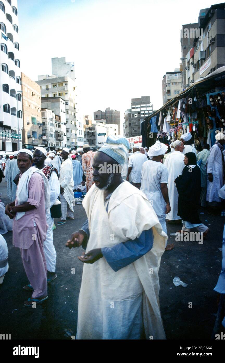 Mecca muslim hajj pilgrims crowd hi-res stock photography and images ...