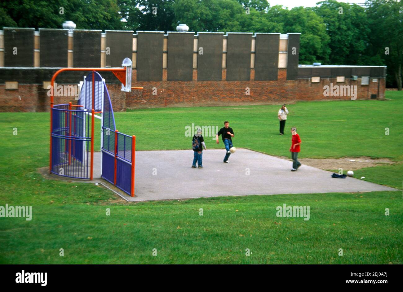 Boys playing football england hi-res stock photography and images - Alamy
