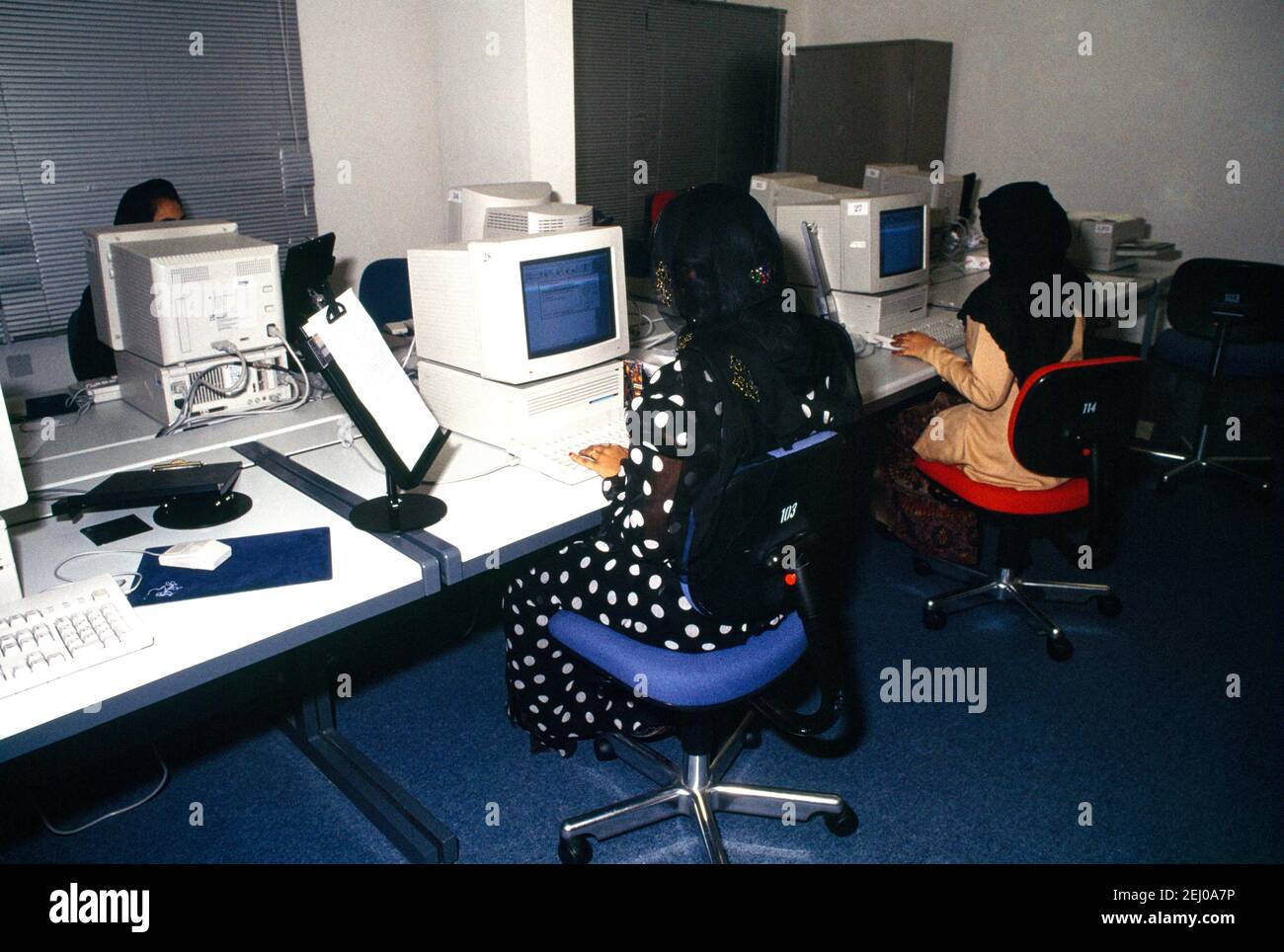 Abu Dhabi UAE Women College Women Using Computers Stock Photo - Alamy
