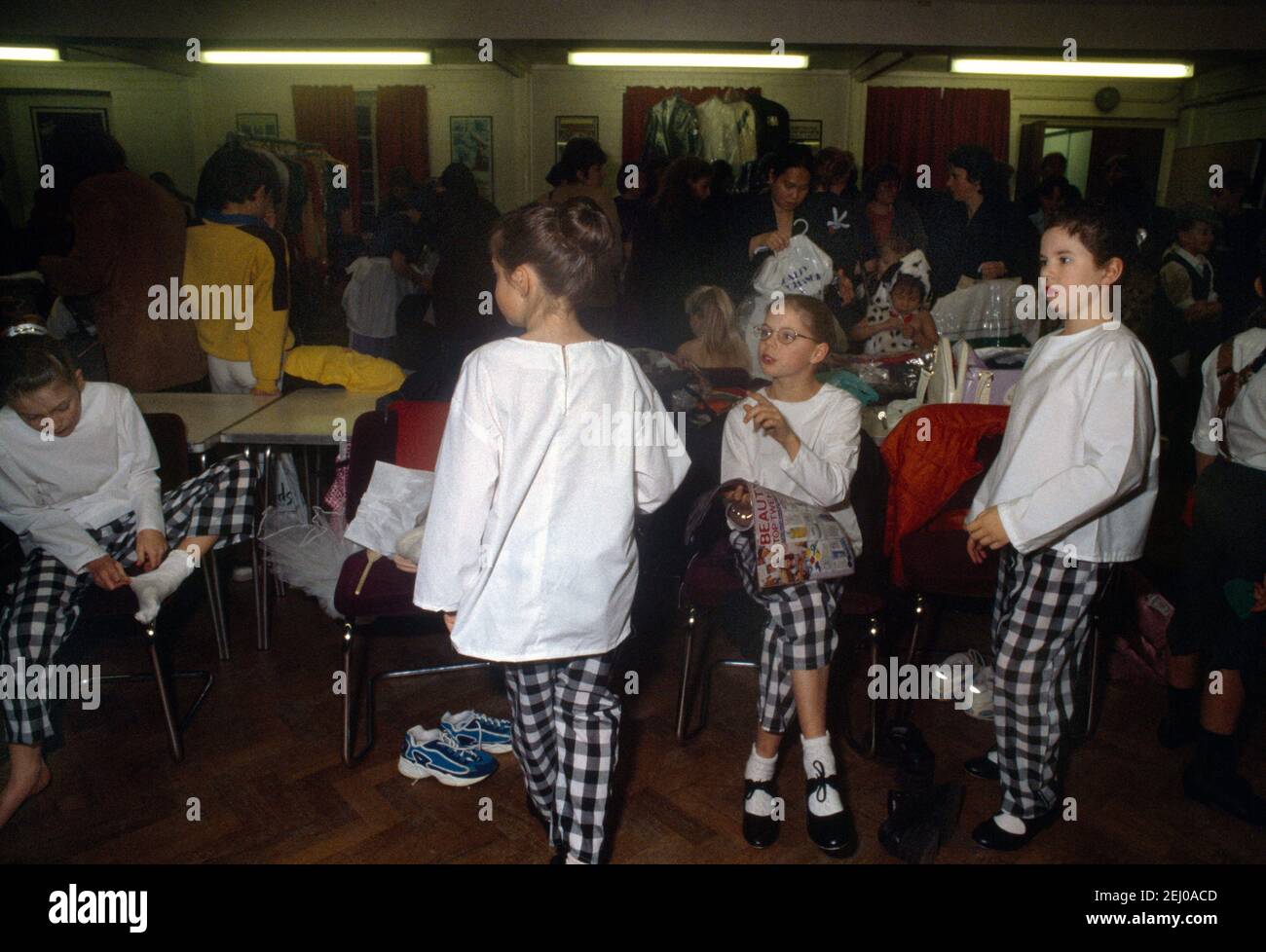 Girls getting ready backstage hi-res stock photography and images - Alamy