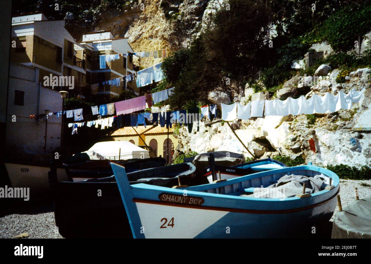 Washing lines on beach hi-res stock photography and images - Alamy