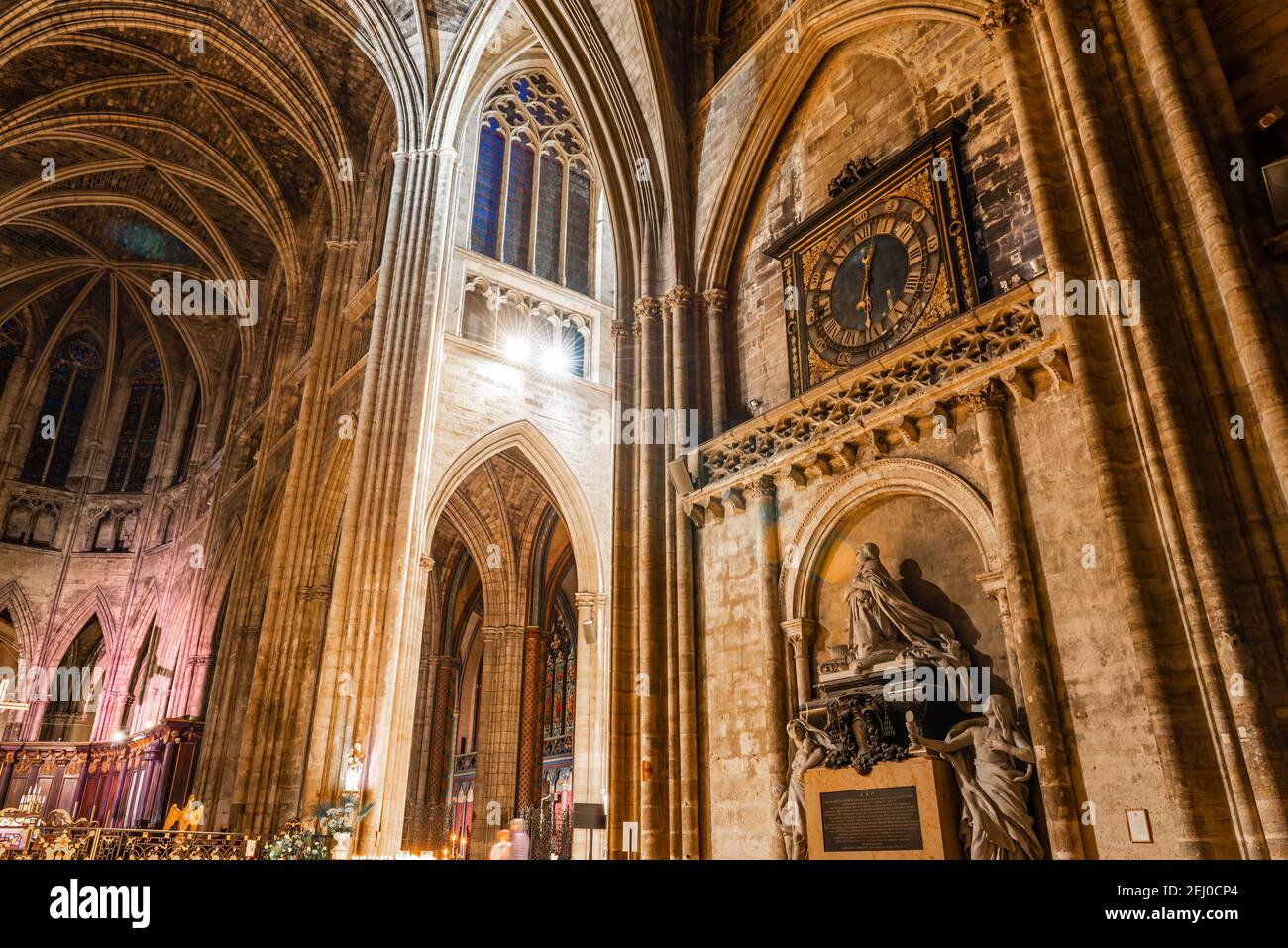 Interior of Saint Andrew Cathedral in Bordeaux, New Aquitaine, France ...