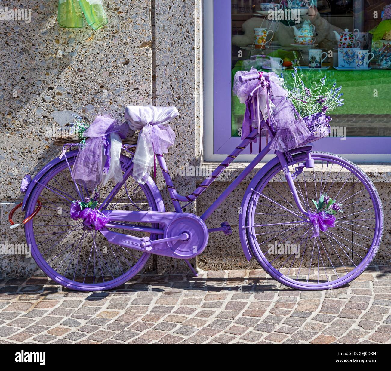 Purple bicycle hi-res stock photography and images - Alamy