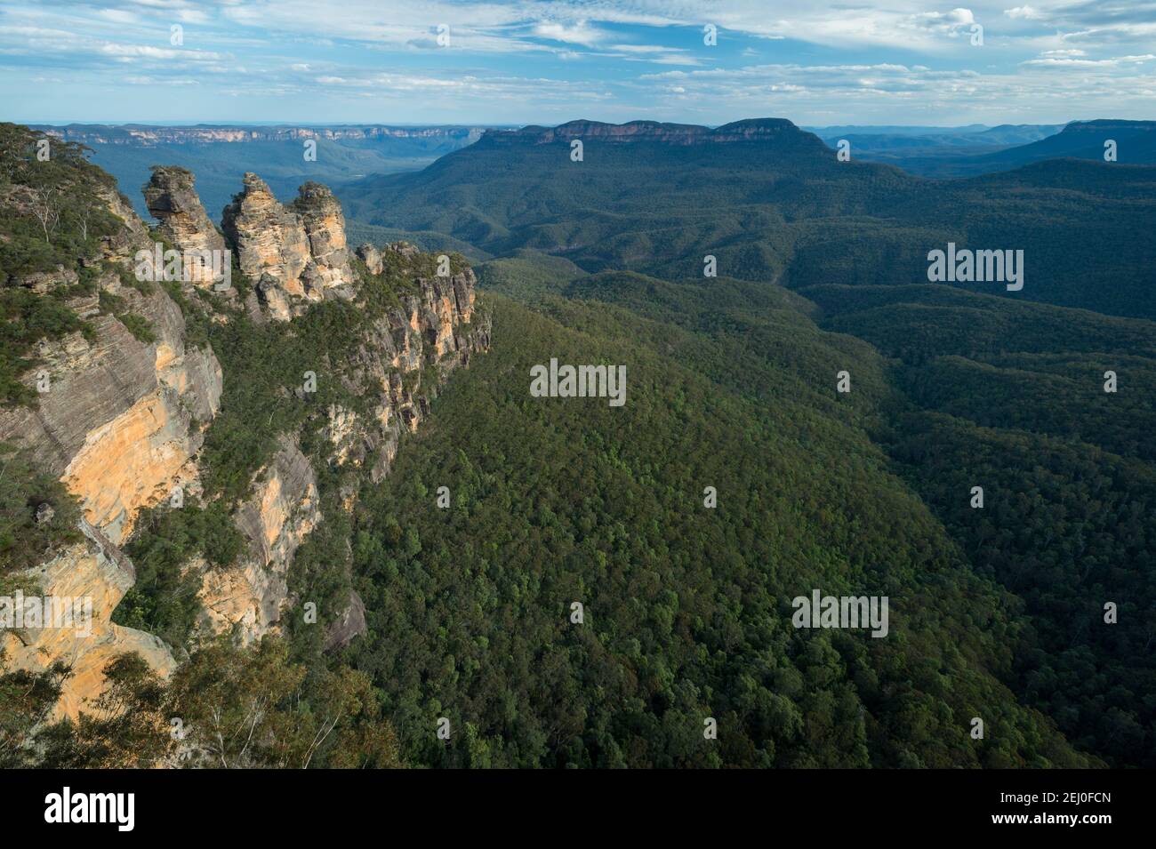 The Three Sisters sandstone rock formation, Jamison Valley and Mount ...