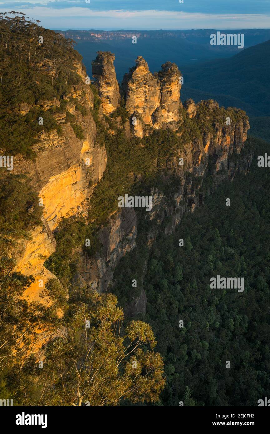 The Three Sisters sandstone rock formation and Jamison Valley, Katoomba ...