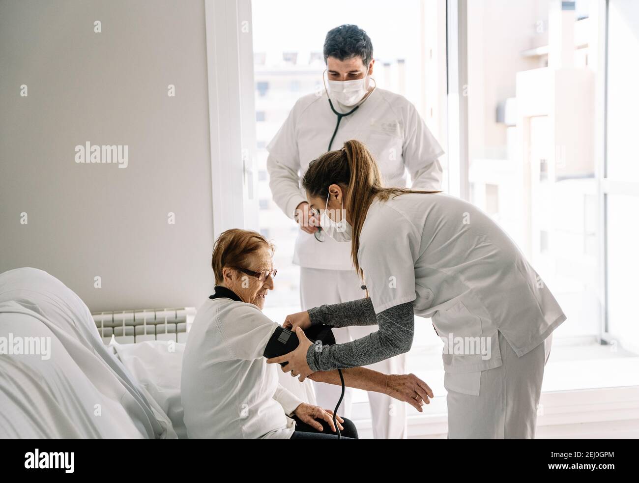 Doctor using stethoscope on ill hi-res stock photography and images - Alamy