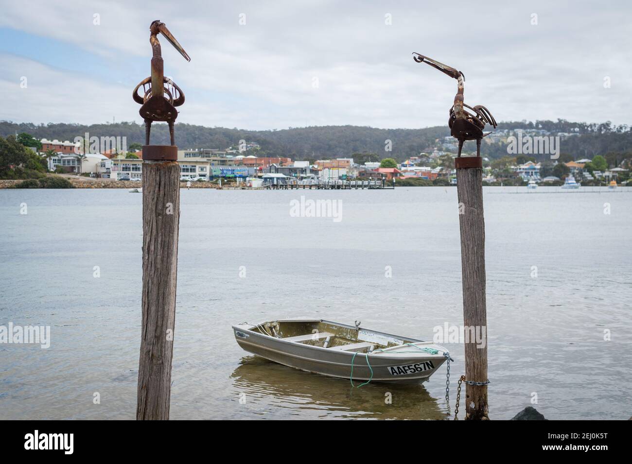 Pelican sculpture hi-res stock photography and images - Alamy