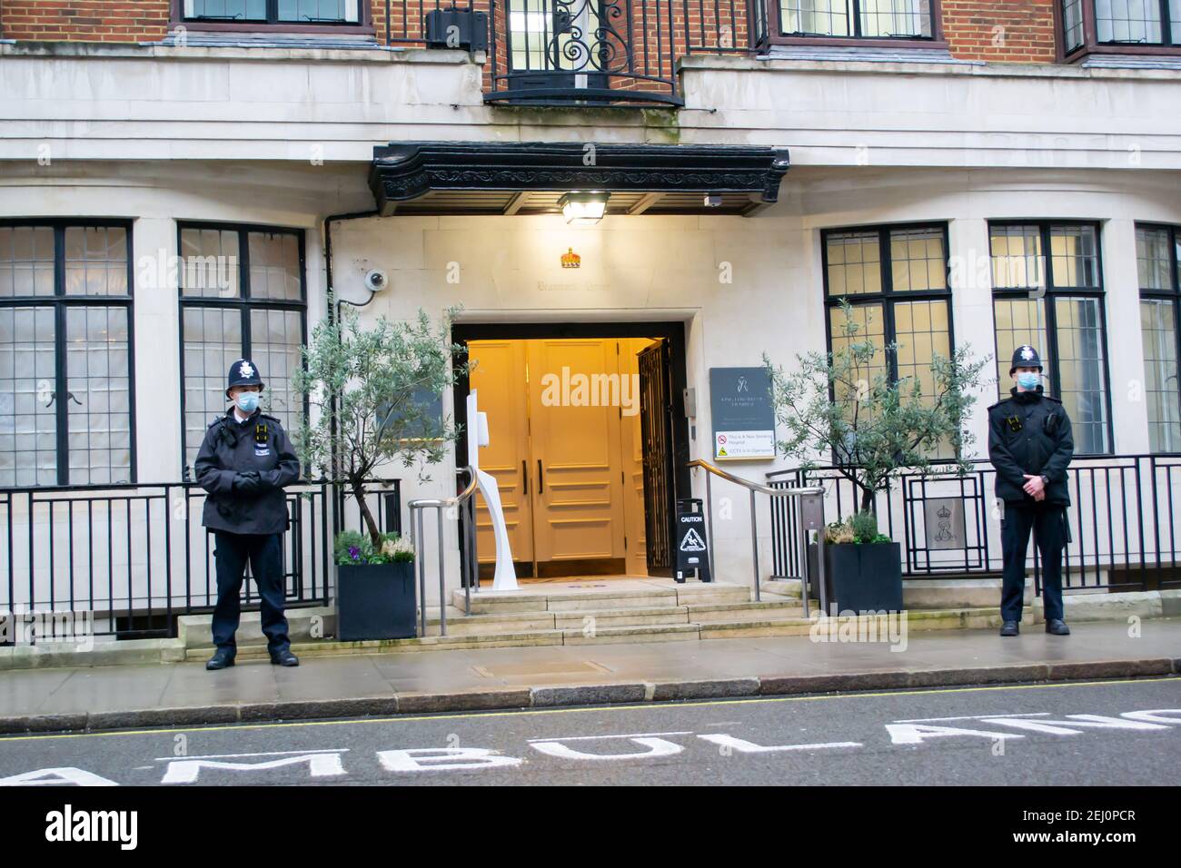 MARYLEBONE, LONDON, ENGLAND- 17 February 2021: Police officers guarding ...