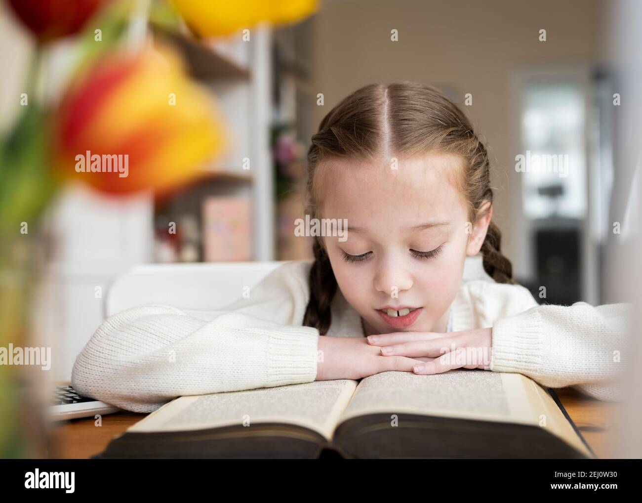 Girl portrait reading table hi-res stock photography and images - Alamy