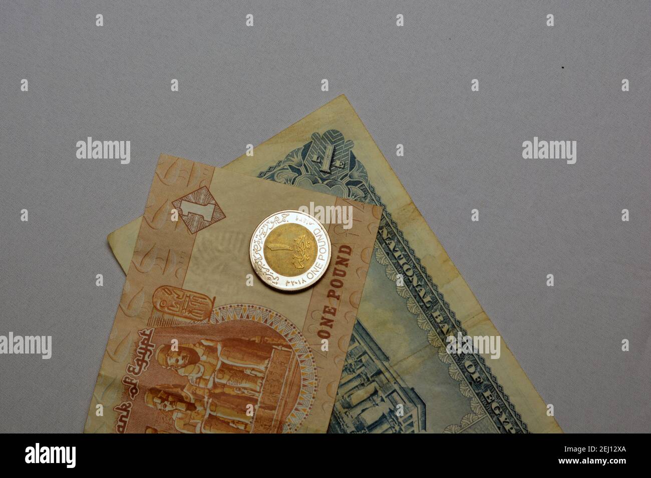 Egyptian one pound banknote 1956 , 2016 banknotes and 1 LE coin . old ...