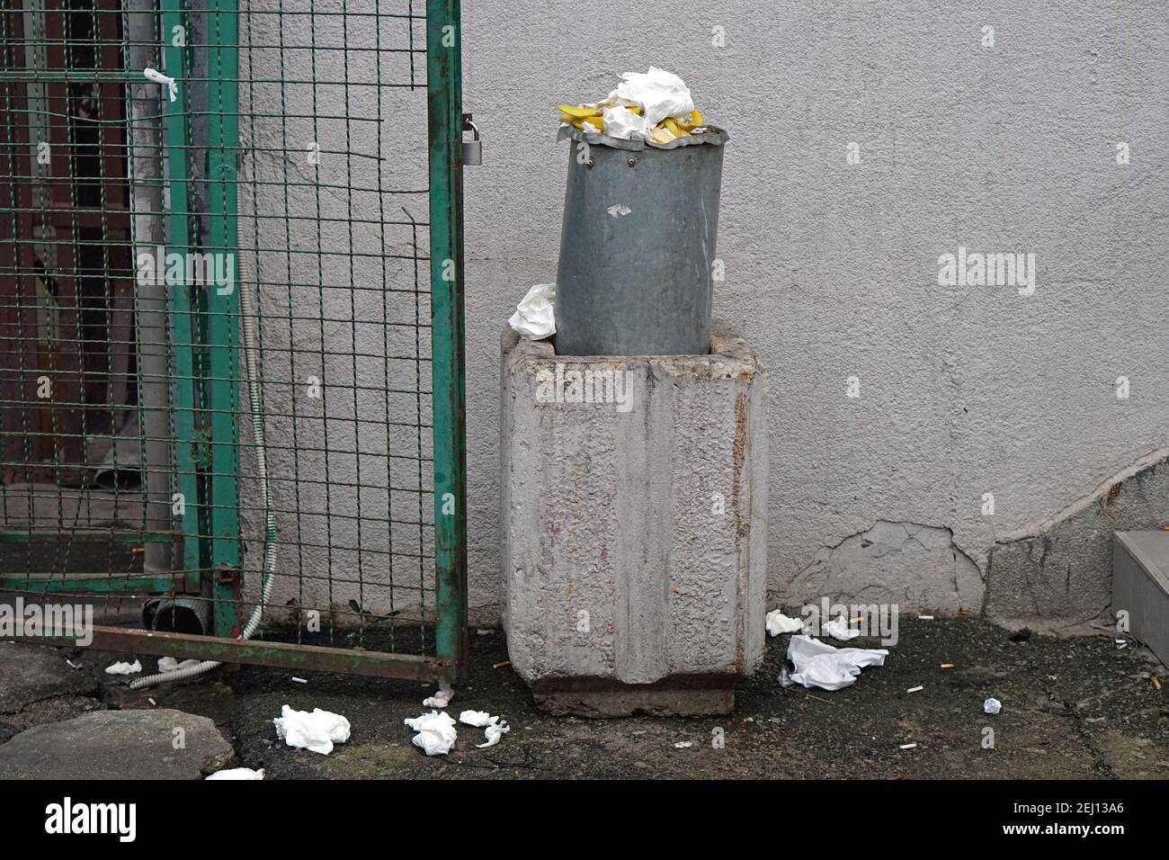Litter bin problem overload with trash Stock Photo - Alamy