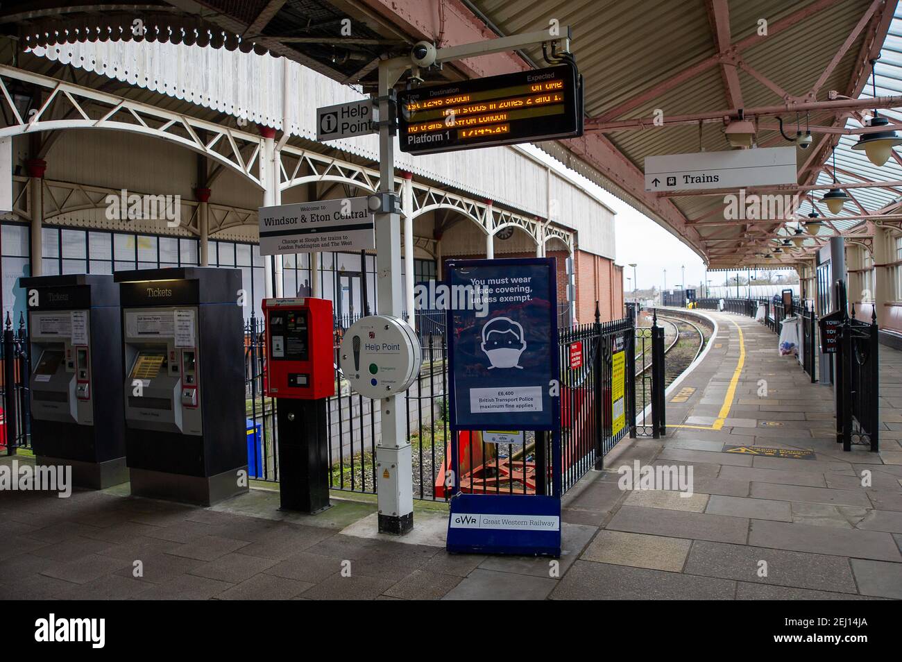 Windsor central station platform hi-res stock photography and images ...