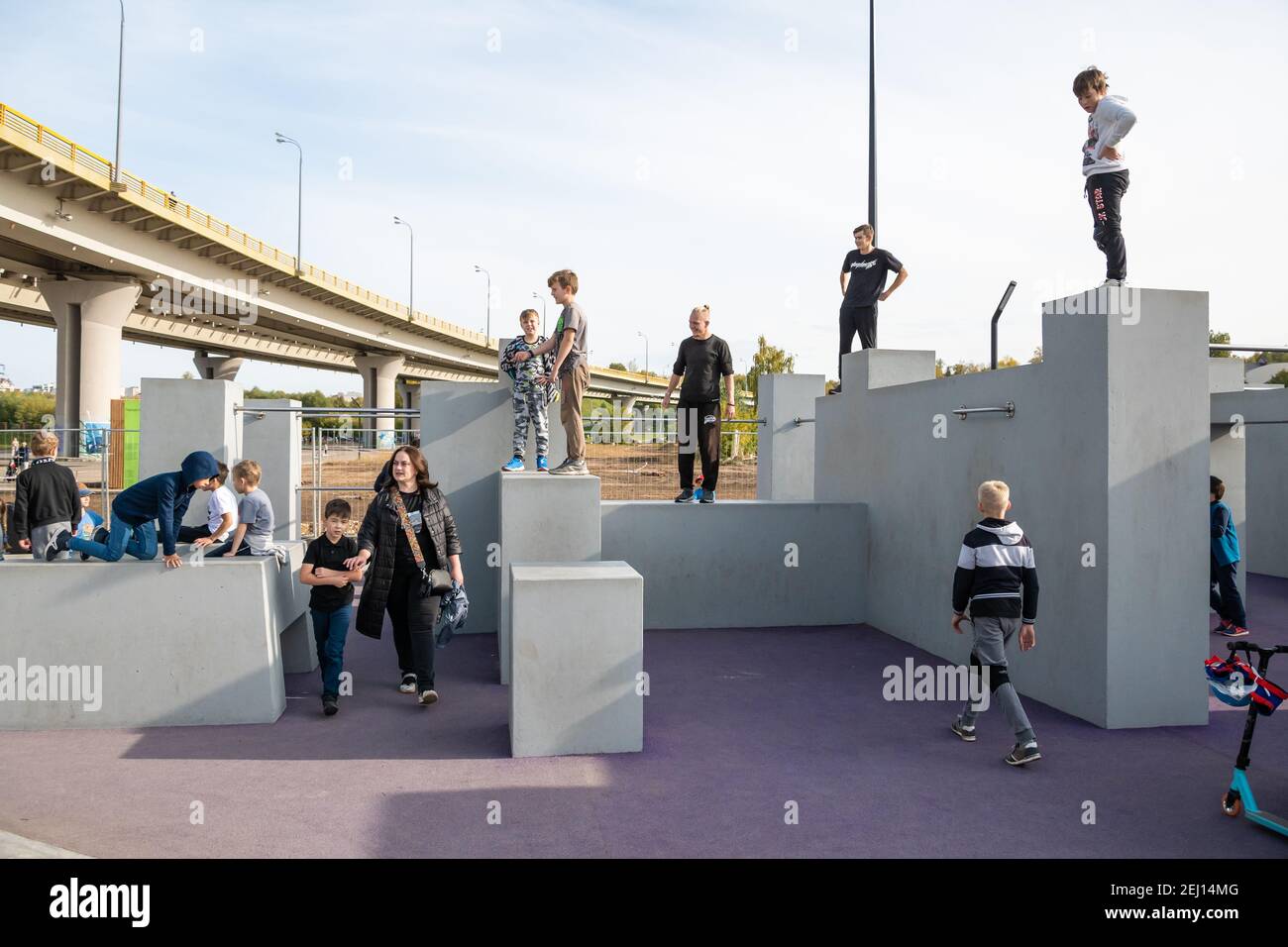 Children stunt hi-res stock photography and images - Alamy