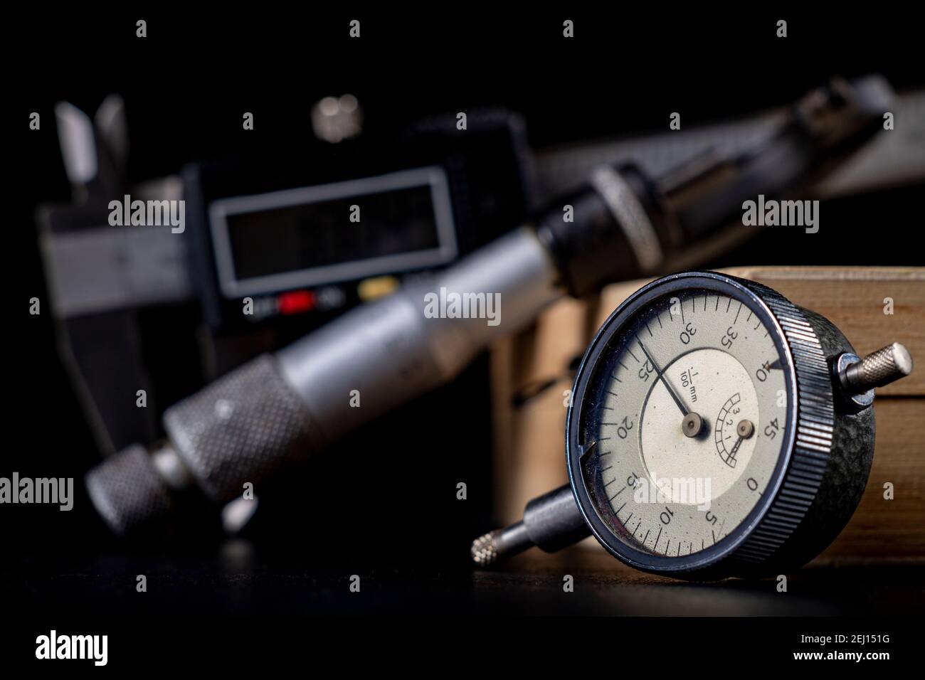 Dial gauge for surface measurement. Measurement accessories for ...