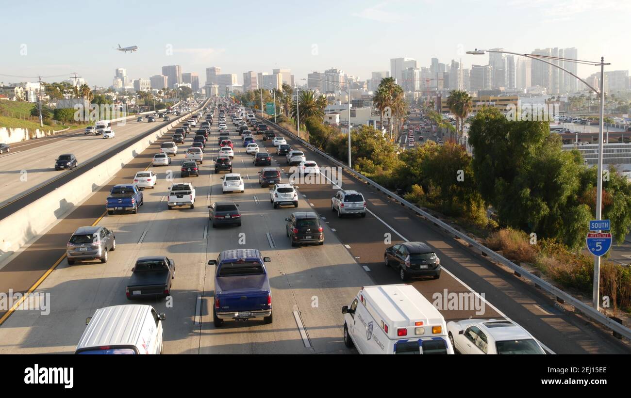 SAN DIEGO, CALIFORNIA USA - 15 JAN 2020: Busy intercity freeway ...