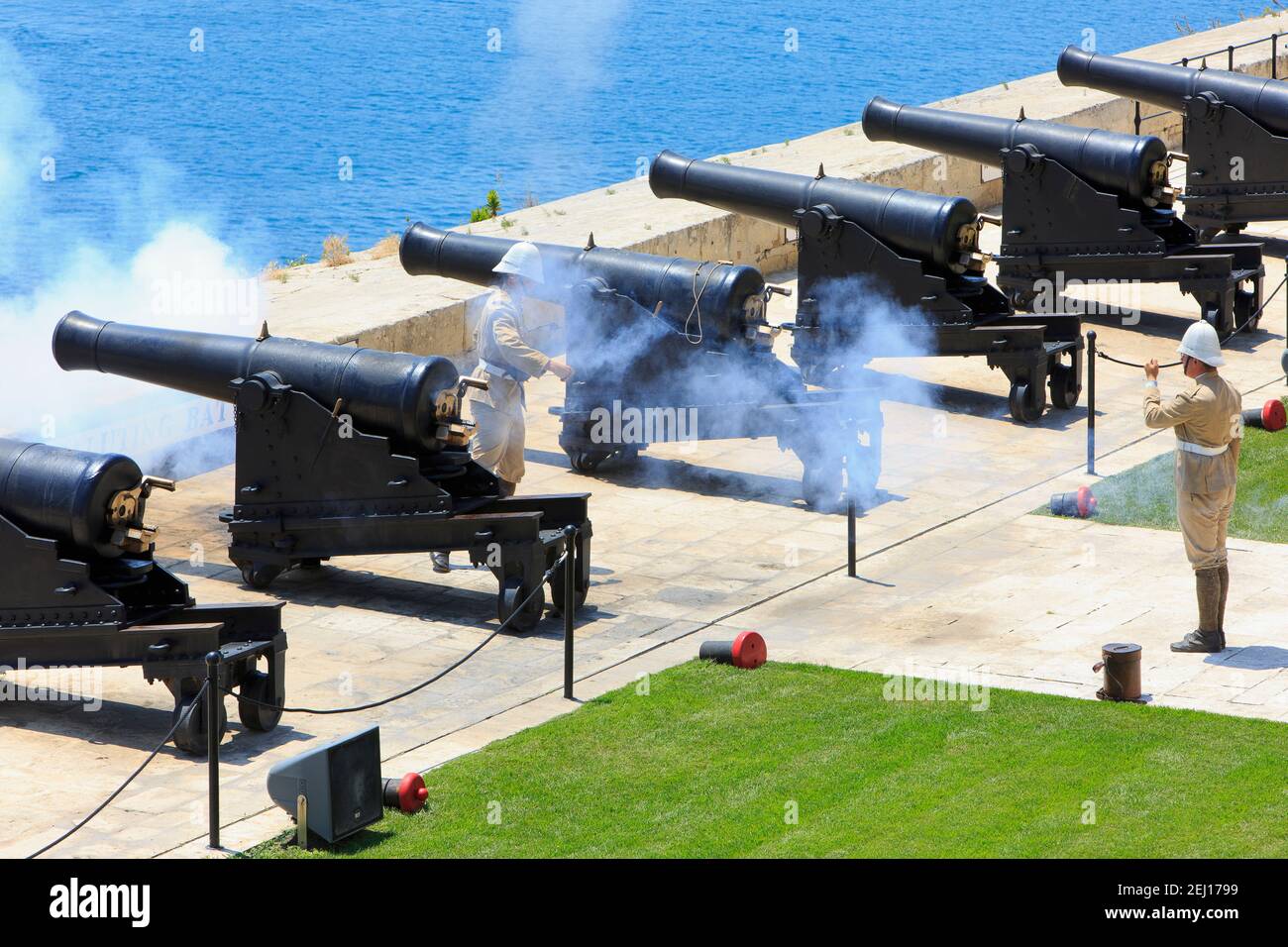 32 pounder guns hi-res stock photography and images - Alamy