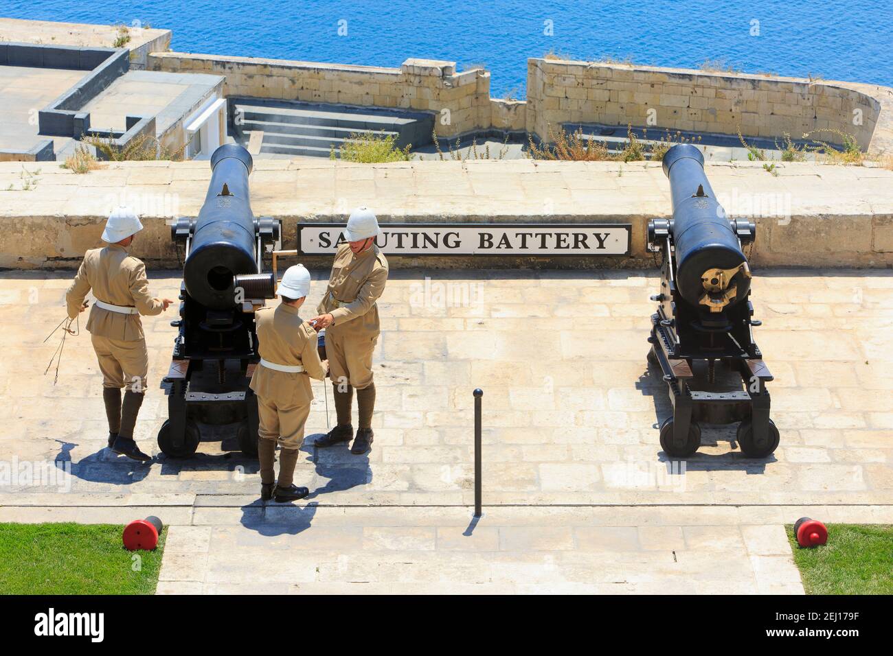32 pounder guns hi-res stock photography and images - Alamy