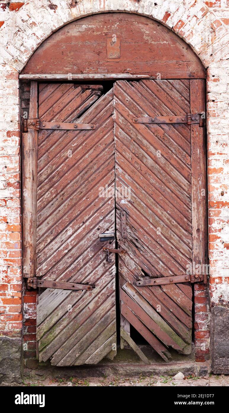 Old big wood door hi-res stock photography and images - Alamy
