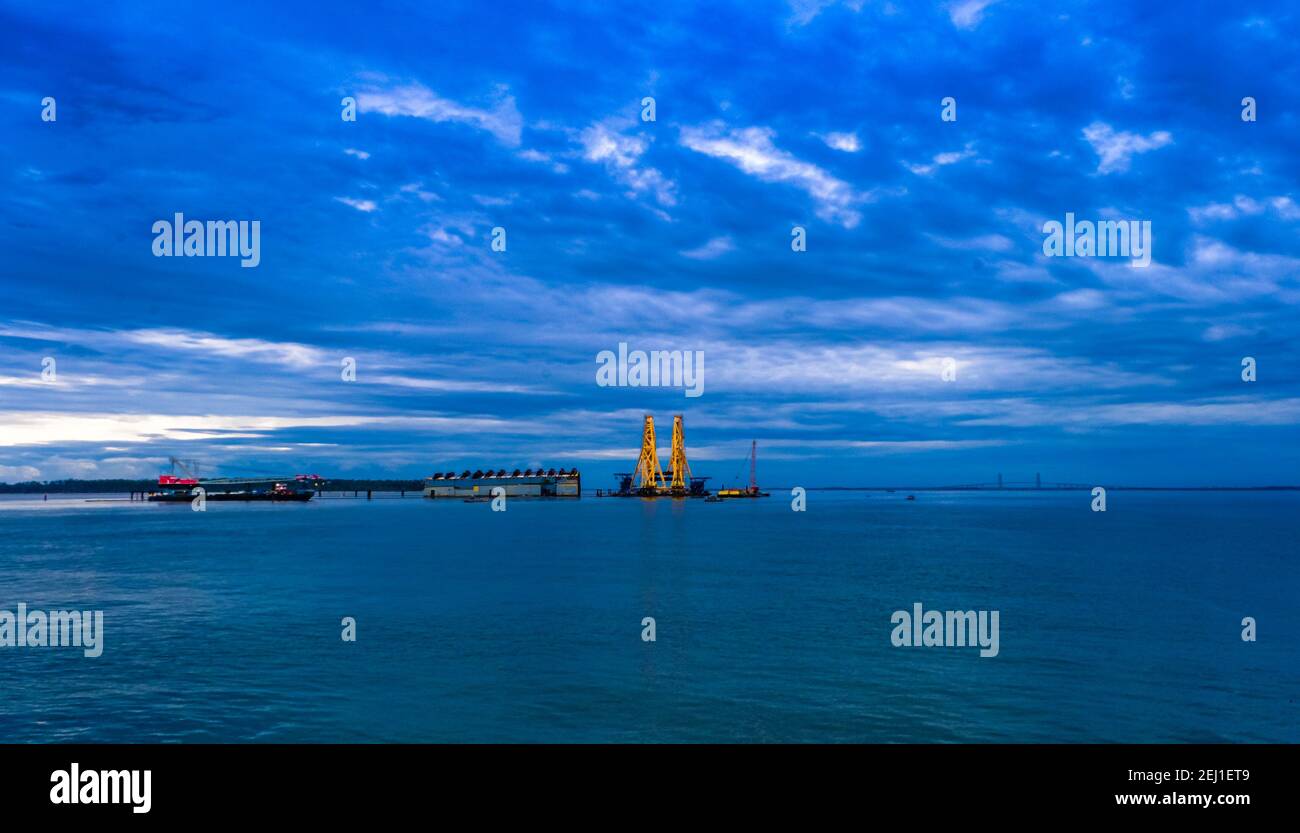 Shipwreck salvage operation hi-res stock photography and images - Alamy