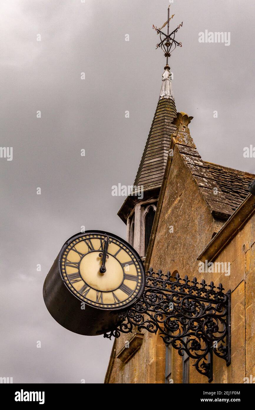 Church turret clock hi-res stock photography and images - Alamy