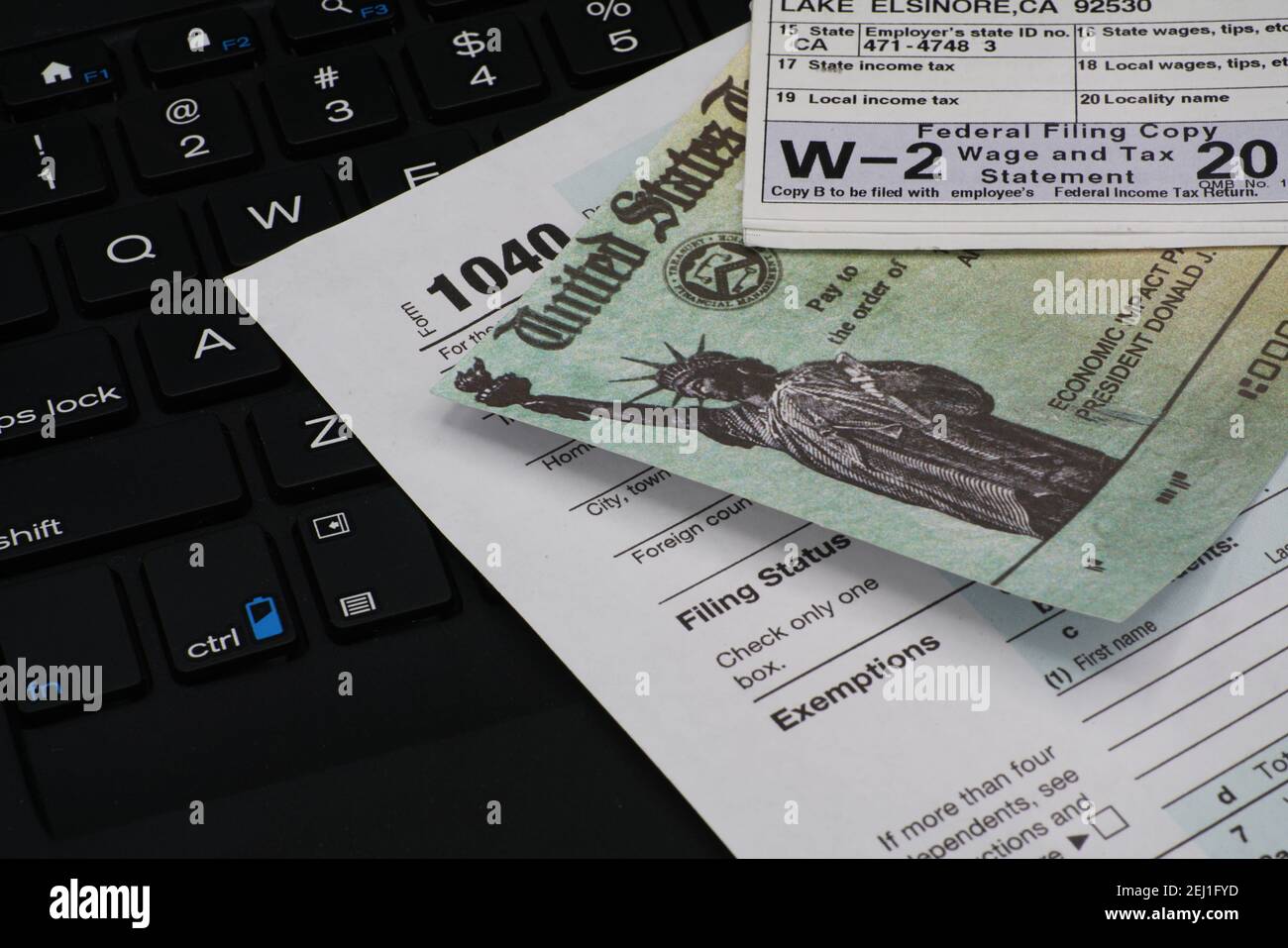 1040 income tax form hi-res stock photography and images - Alamy