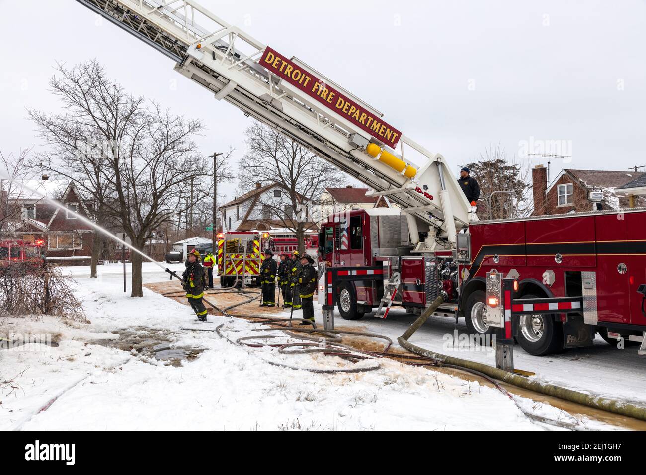 Tower Ladder 7, Detroit fire department, vacant dwelling fire, Detroit ...